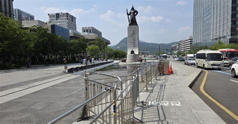 광화문광장 펜스 대신 화초 심은 13t 특수 콘크리트 화분