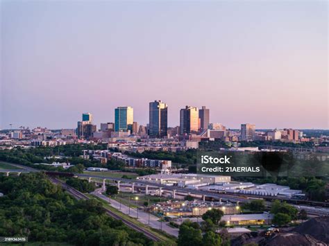 해질녘 텍사스 포트워스의 조감도 활기찬 도시 경관 눈에 띄는 고층 빌딩 현대적인 낮은 주거용 건물 활성 철도 조차장 및 무성한 녹지 포트워스에 대한 스톡 사진 및 기타