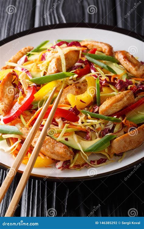 K Stlicher Kohlsalatsalat Mit Huhn Avocado Und Gem Senahaufnahme Auf Einer Platte Vertikal