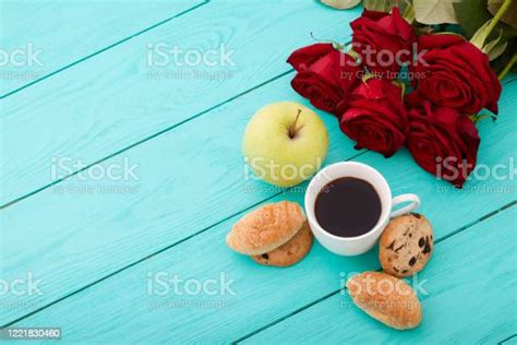 푸른 나무 배경에 크루아상과 쿠키와 빨간 장미와 커피 한 잔 공간을 복사합니다 조롱 맨 위 보기 발렌타인 어머니의 날입니다 꽃 식물에 대한 스톡 사진 및 기타 이미지