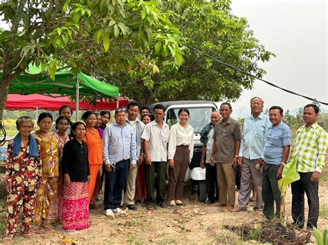 បណ្ណាល័យសម្តេចម៉ែនៃមជ្ឈមណ្ឌលឯកសារកម្ពុជាប្រគល់ អំណោយម៉ូតូកង់បីជូនដល់ប្រជាជននៅភូមិបាក់នឹម