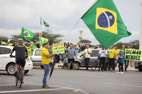Apoiadores Da Lava Jato Protestam Contra Decisão Do Stf