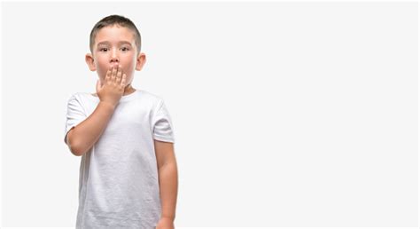 침묵 비밀 개념에에서 무서 워 하는 어두운 머리 손으로 작은 아이 커버 입 실수 두려움의 표현에 대 한 수치와 충격 T 셔츠에 대한 스톡 사진 및 기타 이미지 Istock