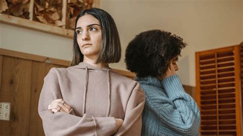 6 Common Reasons People Fall Into Unhealthy Love Patterns And How They