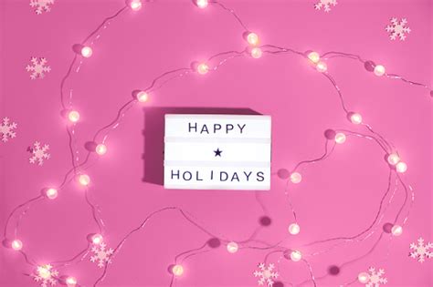 빛나는 둥근 빛의 화환 핑크 축제 종이 배경에 텍스트 해피 홀리데이와 라이트 박스 메리 크리스마스와 새해 복 많이 받으세요 2020 0명에 대한 스톡 사진 및 기타 이미지