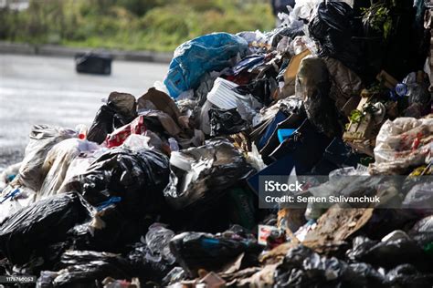 쓰레기 더미는 쓰레기 덤프 나 매립지 가정에서 폐기물 매립지 투기 장에서 폐기물 처리 굴삭기 기계는 산악 쓰레기에 노력하고 있습니다 0명에 대한 스톡 사진 및 기타 이미지