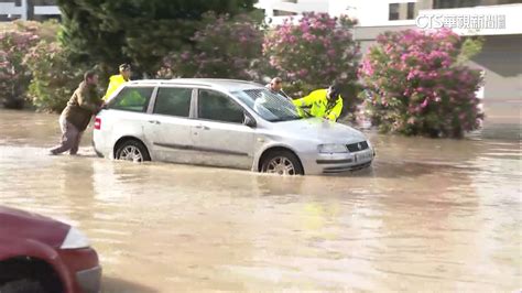 暴雨強襲西班牙東北部 路上車泡水駕駛受困 Yahoo奇摩汽車機車