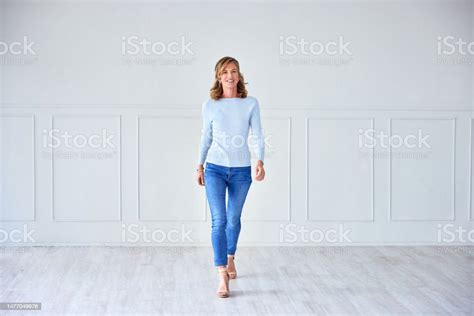 성숙한 여성 부동산 중개인 초상화 새로운 재산을 가진 부동산 노동자의 빈 집 행복 집과 직장에서 행복과 거실에서 미소를 가진 나이든 여성 에이전트의 모기지 인물 사진에 대한