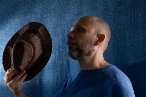 머리 위로 모자를 들고 있는 수염 난 남자의 스튜디오 초상화 50 54세에 대한 스톡 사진 및 기타 이미지 50 54세 감정 개념 Istock