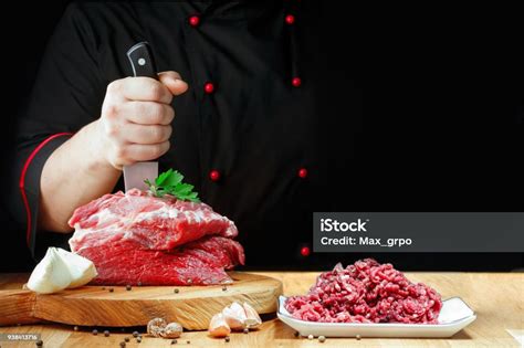 전문 요리사 어두운 배경에 신선한 고기에서 다진된 고기를 준비합니다 가로 보기입니다 전면 보기 손 요리사 건강한 생활방식에 대한 스톡 사진 및 기타 이미지 Istock