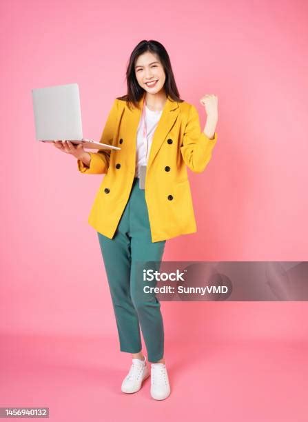 배경에 노트북을 들고 있는 젊은 아시아 비즈니스 여성의 전체 길이 이미지 노트북에 대한 스톡 사진 및 기타 이미지 노트북 서 있기 승리 동작 활동 Istock