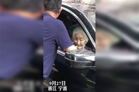 88岁老母亲要被弟弟接走，59岁儿子紧握妈妈的手不忍离开。儿子妈妈弟弟
