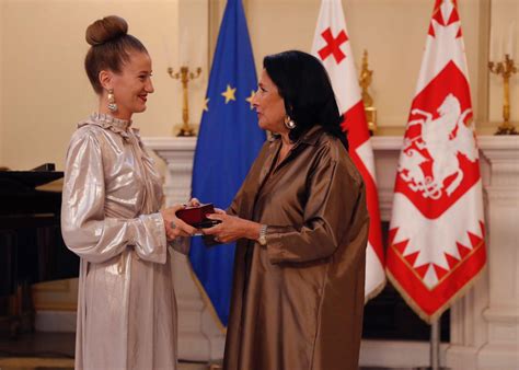 პრეზიდენტმა სალომე ზურაბიშვილმა მომღერალი ნათია თოდუა ღირსების მედლით დააჯილდოვა Ambebi Ge