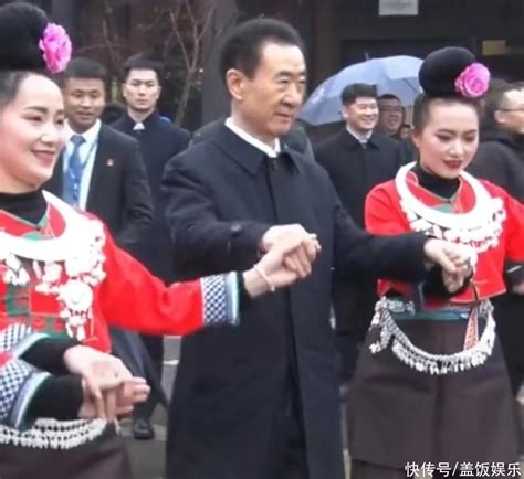 王健林现身贵州，与年轻女孩牵手跳舞，身旁超60位保镖随行保护 360娱乐，你开心就好