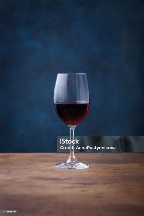 나무 테이블에 레드 와인 한 잔 파란색 배경입니다 공간을 복사합니다 유리잔에 대한 스톡 사진 및 기타 이미지 유리잔 붉은 포도주 유리 재료 Istock