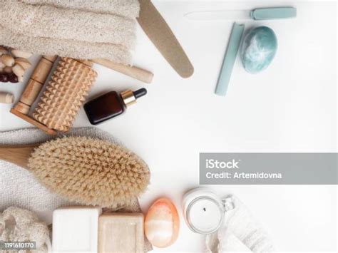 제로 폐기물 개념 친환경 욕실 세트입니다 브러쉬 비누 세럼 수건 돌 마사지 도구 네일 파일 0에 대한 스톡 사진 및 기타 이미지