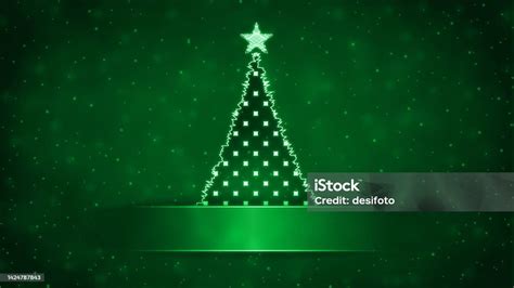 빛나는 생동감 넘치는 짙은 녹색 수평으로 빛나는 광택있는 축제 크리스마스 배경은 상단에 별이있는 하나의 예술적 크리스마스 트리와 배너 기호와 같은 빈 라벨 템플릿이있는 조명