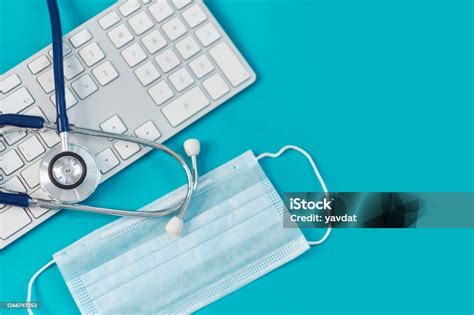 키보드 의료 청진기 및 보호 마스크 개념은 집과 원격 작업을 유지합니다 의학 병원 안전 전염병 의사의 전화 온라인 상담 배너 0명에 대한 스톡 사진 및 기타 이미지 Istock