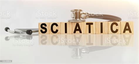 신분 큐브에 단어 Sciatica 큐브는 큐브에 반사 흰색 표면에 서 청진기 좌골신경통에 대한 스톡 사진 및 기타 이미지 좌골신경통 건강 진단 낱말 Istock