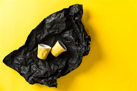 빨간색 배경에 포장지 블랙에 노란색 에스프레소 컵 0명에 대한 스톡 사진 및 기타 이미지 0명 검은색 노란색 배경 Istock