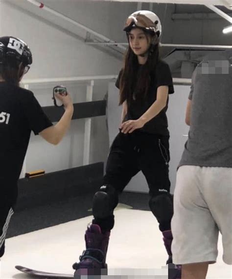 Baby独自陪儿子模拟滑雪 小海绵全副武装趴栏杆 360娱乐你开心就好