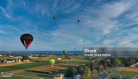 시골 시골을 가로 질러 비행 하는 많은 열기구의 공중 보기 미국에 대한 스톡 사진 및 기타 이미지 미국 열기구 하늘