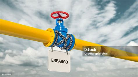 체인과 흰색 빈 표지판 금수 조치가있는 빨간색 바퀴가있는 산업용 파이프 라인 및 밸브 제재의 개념을 드러내는 금융 은유 3d 렌더링 0명에 대한 스톡 사진 및 기타 이미지