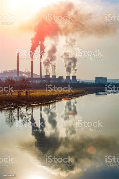 도시 위의 더러운 연기 배기 가스와 목 자를 간다 많은 큰 파이프 0명에 대한 스톡 사진 및 기타 이미지 0명 X세대 강철 Istock