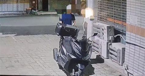 바지 내리더니 오토바이 향해 소변…오줌 테러에 분통