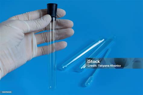 흰색 일회용 장갑 코로나 바이러스 개인 보호 장비 일회용 의료 마스크 주사기 백신 및 알약이있는 약물 바이러스 독감에 대한 의약품 항생제 바이러스의 개념 건강관리와 의술에