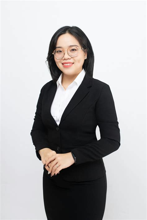 실내 간부 검은 색 양복 격식있는 옷차림 경력 공식적인 초상화 관리자 긍정적인 기업 기업가 똑똑한 리더