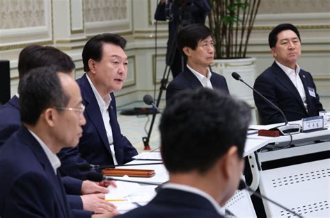 내년 총선 여론조사 정부 견제 50 정부 지원 38