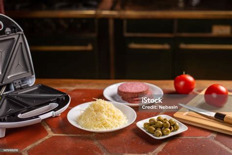 피자를 만들기위한 다양한 재료 강판 치즈 올리브 살라미 식탁에 토마토 0명에 대한 스톡 사진 및 기타 이미지 0명 개성 개념 개체 그룹 Istock