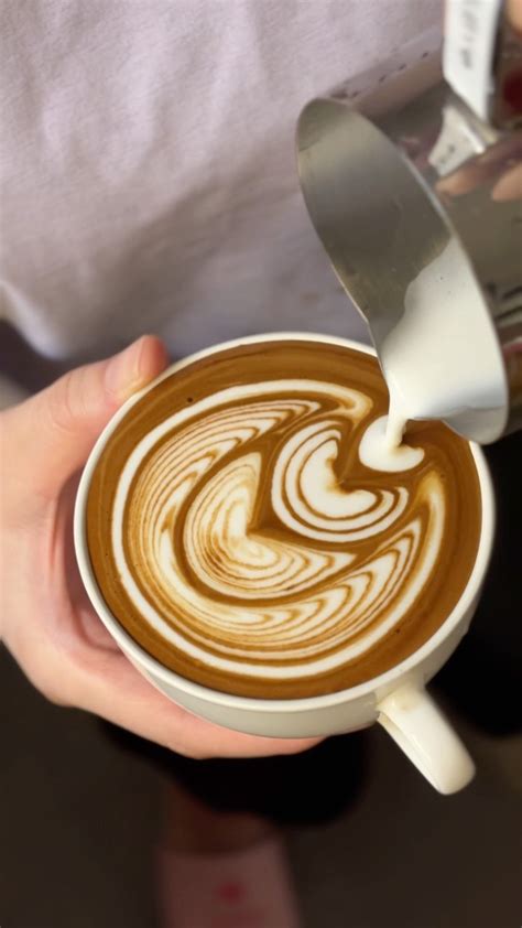 ♦️ Ruby 프리푸어 라떼작업실 결을 만들때 피쳐를 흔드는건 생각보다 중요하지 않습니다 흔드는걸 너무 열심히 하게 되면 오히려 그림이 안 커지고 안예뻐져요