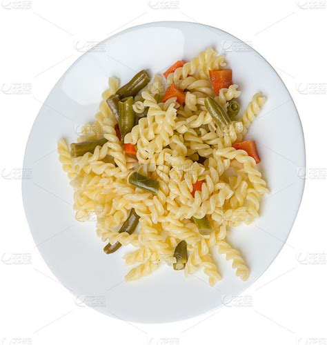 青豆大蒜和胡萝卜的意大利面放在盘子里孤立在白色的背景上地中海厨房