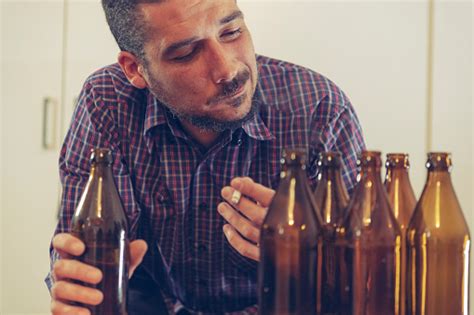 젊은 슬픈 술을 마시는 남자 맥주와 알코올 느낌 낭비 외 롭 고 절망적 인 통증과 정서적 스트레스 사람과 알코올 남용 중독과 남자 우울증 개념 가정 생활에 대한 스톡 사진