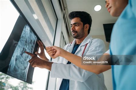 병원에서 엑스레이 필름을 들고 있는 남성 의료진의 손 클로즈업 방사선 전문의에 대한 스톡 사진 및 기타 이미지 방사선 전문의 X 레이 암 Istock