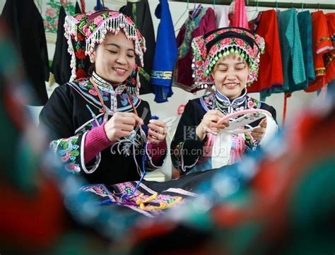 贵州黔西：布依绣花车间助力乡村振兴 人民图片网