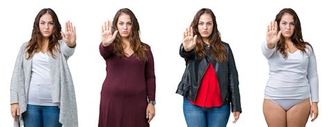 아름 다운 콜라주 플러스 크기 여자 중지 하 고 격리 된 배경에 손의 종 려를 가진 노래 얼굴에 부정적이 고 심각한 제스처와 경고 식입니다 갈색 머리에 대한 스톡 사진 및