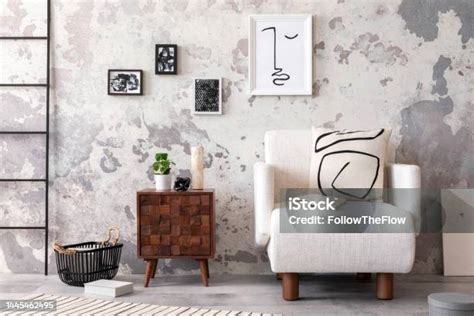 모의 화장 흰색 안락 의자 나무 커피 테이블 및 개인 액세서리가있는 국내 거실 인테리어의 세련된 구성 포스터 모형 가정 장식 템플렛 벽지에 대한 스톡 사진 및 기타 이미지