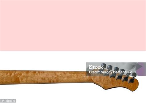 흰색 배경에 고립 된 나무 기타 프렛 보드 복사 공간을위한 밝은 분홍색 배경 플랫 레이 음악 웹 블로그 개념 포스터 표지