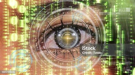 클로즈업 여성은 숫자 Digic 배경을 통해 미래의 디지털 기술로 눈을 눈 비전 배경 액세스의 보안 및 명령을 통해 화면 감시