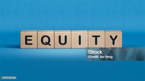 나무로 되는 성분의 낱말 Equityclose를 가진 입방체의 탑의 가까이에 나무로 되는 마네킹 파란 배경에 연출 사업 Concept3d 0명에 대한 스톡 사진 및 기타