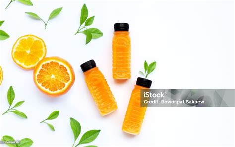 Jus Jeruk Dalam Botol Plastik Dengan Buah Jeruk Di Atas Putih Foto Stok Unduh Gambar Sekarang