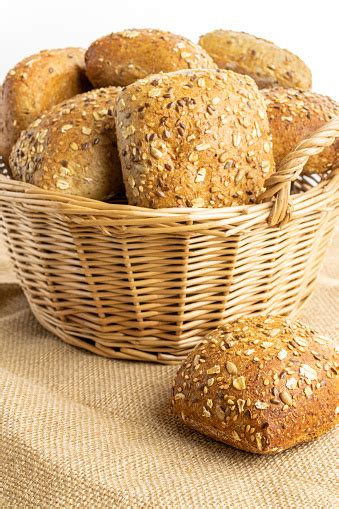 빵을 자른다 린넨 질감 배경에 밀 곡물 귀 또는 스파이크 식물소박한 전통 빵의 신선한 덩어리 거친 빵과 부스러기가있는 호밀 빵집 바이오 성분 매우 건강한 씨앗 0명에 대한