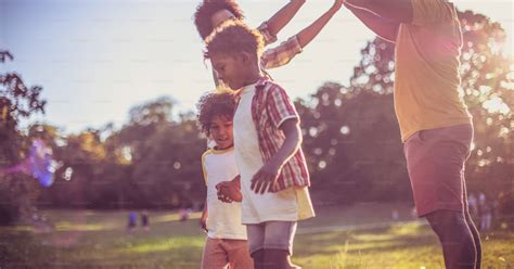야외에서 즐거운 시간을 보내는 아프리카계 미국인 가족 초점은 어린 소년에게 있습니다 사진 Unsplash의 세르비아 이미지