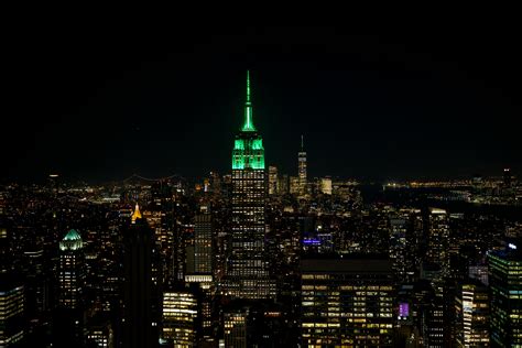 건축 고층 건물 고층 빌딩 조명 관광 명소 녹색 조명 뉴욕 뉴욕 밤 대도시 도시 건축 도시 경관 도시 전망 도시 풍경 도시의 도시의 밤 도시의 불빛
