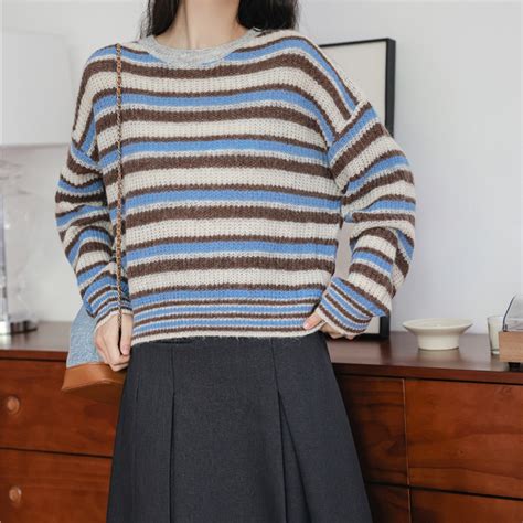 라운드넥 배색 스트라이프 패턴 루즈핏 니트 티셔츠 Ag118486