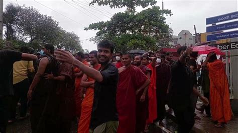 පොලිස් පොඩ්ඩොන්ව වැස්සට තෙම්මන්න ඕන නිසා සිසුන් රැස්වීම නැවැත්තුවේ නෑ Youtube