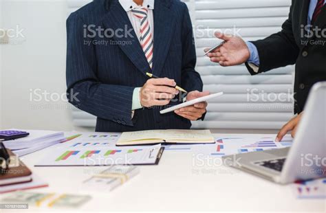 투자자 그룹입니다 비즈니스 사람들 회의에서 함께 일입니다 마케팅 및 투자 개념 2명에 대한 스톡 사진 및 기타 이미지 2명 계산기 그래프 Istock